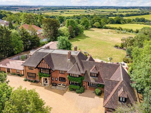 6 bedroom detached house for sale