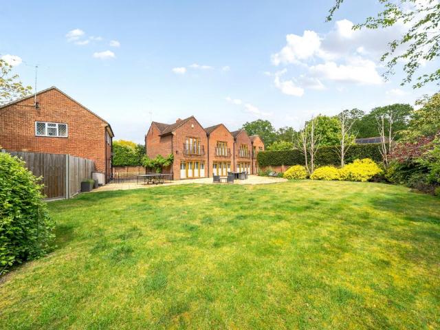 6 bedroom detached house for sale