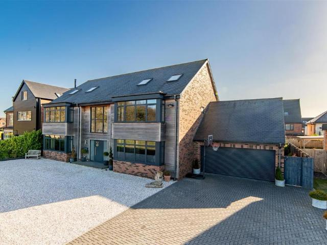 6 bedroom detached house for sale