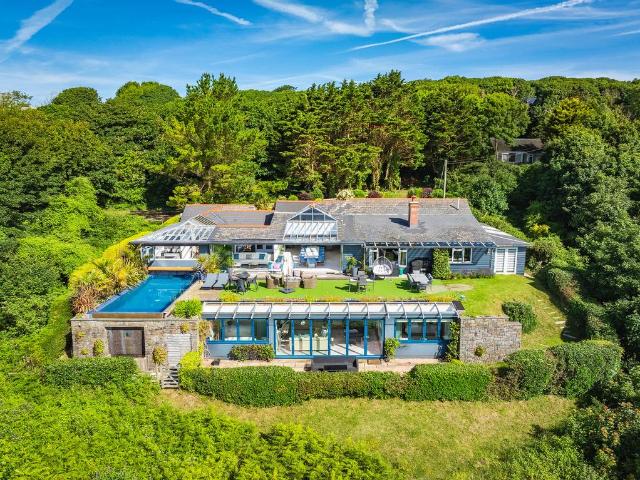 6 bedroom detached house for sale