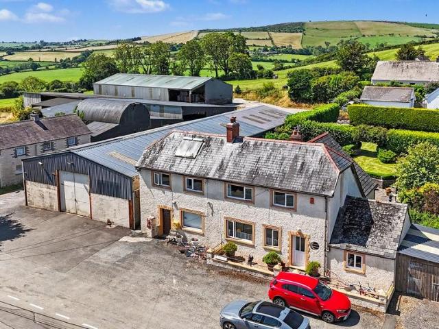 6 bedroom detached house for sale
