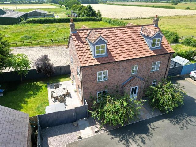 6 bedroom detached house for sale