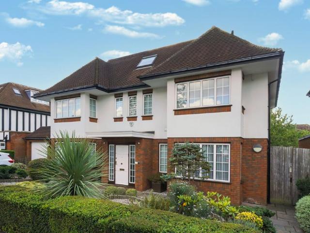 6 bedroom detached house for sale