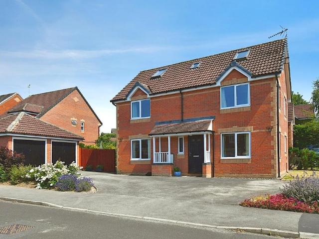 6 bedroom detached house for sale