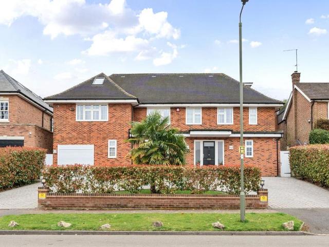 6 bedroom detached house for sale
