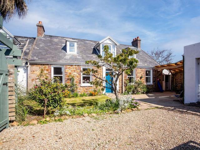 6 bedroom detached house for sale
