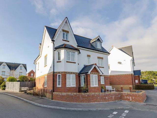 6 bedroom detached house for sale