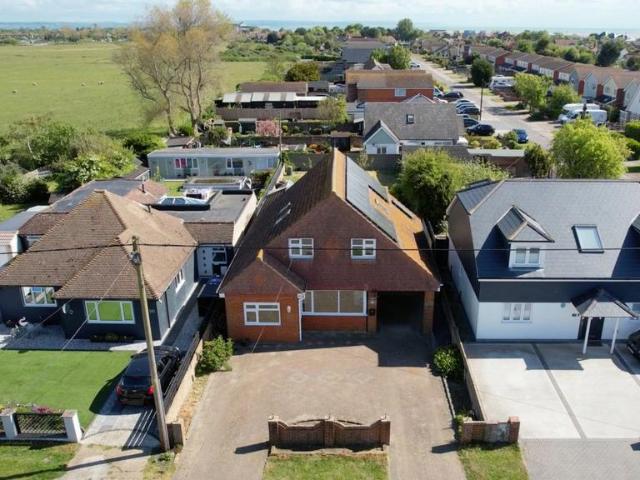 6 bedroom detached house for sale