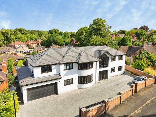 6 bedroom detached house for sale