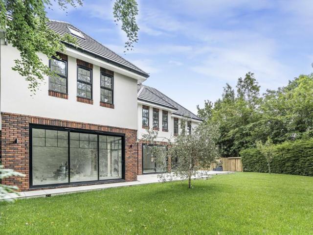 6 bedroom detached house for sale