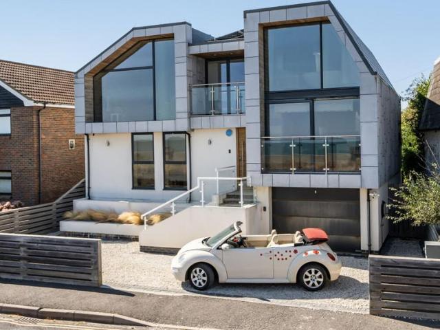 6 bedroom detached house for sale