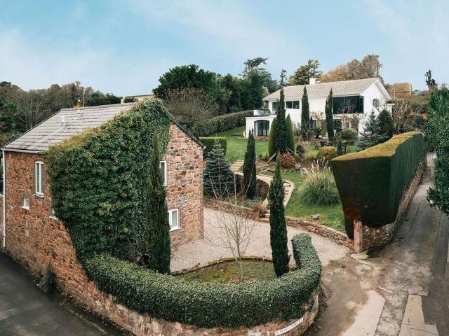 6 bedroom detached house for sale