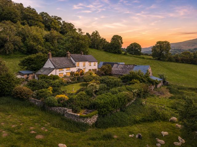 6 bedroom detached house for sale