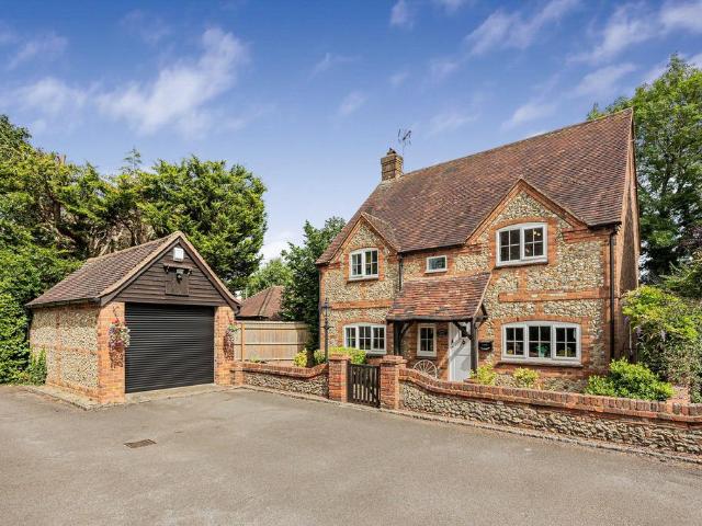 6 bedroom detached house for sale