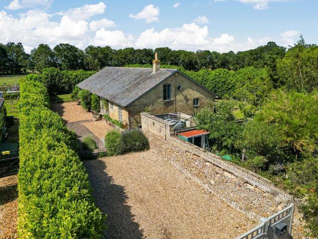 6 bedroom detached house for sale
