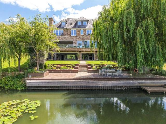 6 bedroom detached house for sale