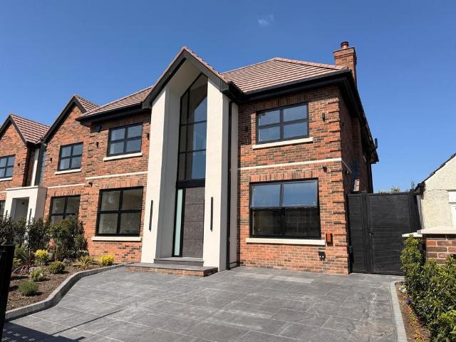 6 bedroom detached house for sale