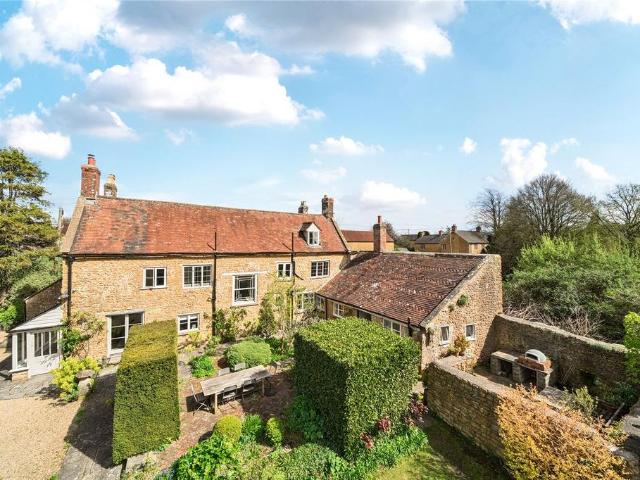 6 bedroom detached house for sale