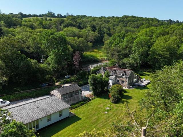 6 bedroom detached house for sale