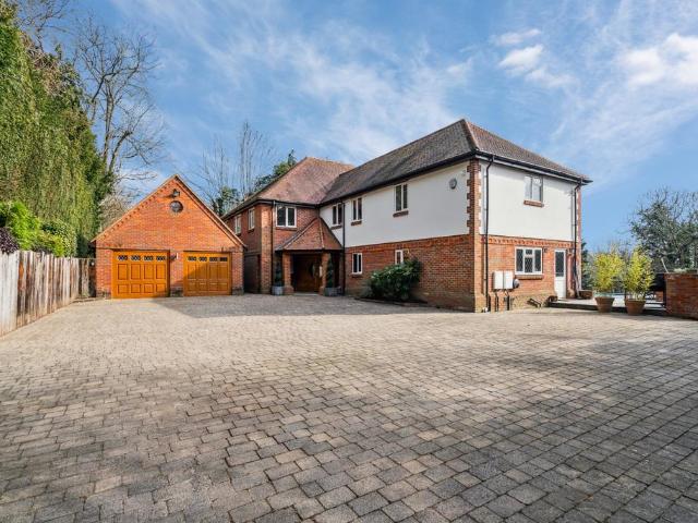6 bedroom detached house for sale