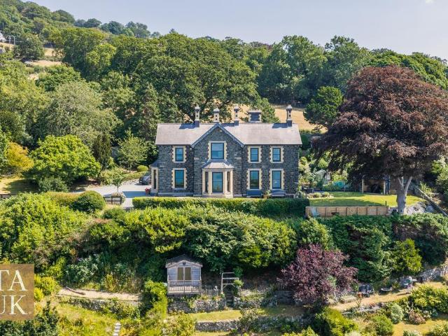 6 bedroom detached house for sale