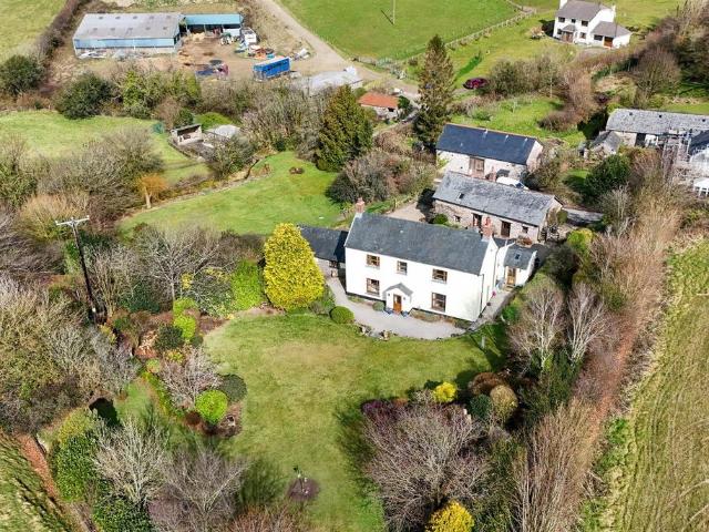 6 bedroom detached house for sale