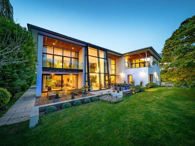 6 bedroom detached house for sale