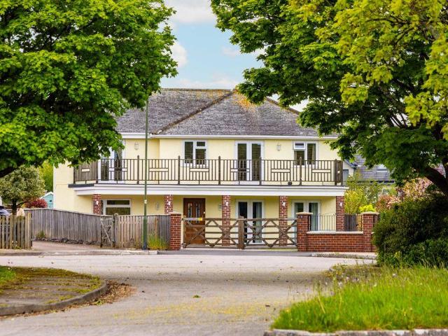 6 bedroom detached house for sale