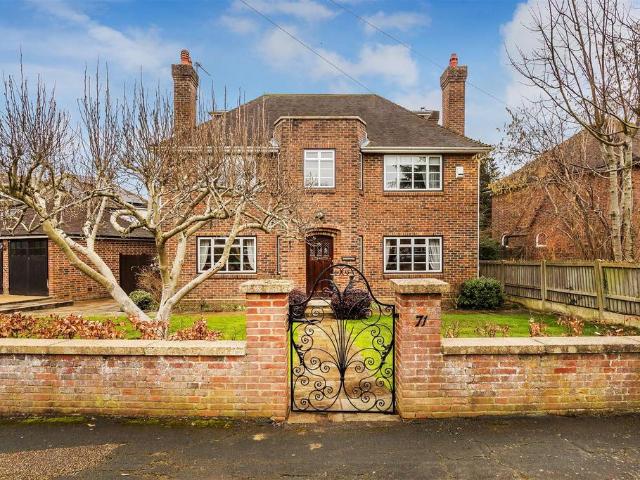 6 bedroom detached house for sale