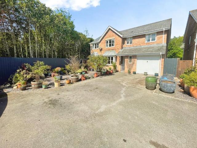6 bedroom detached house for sale