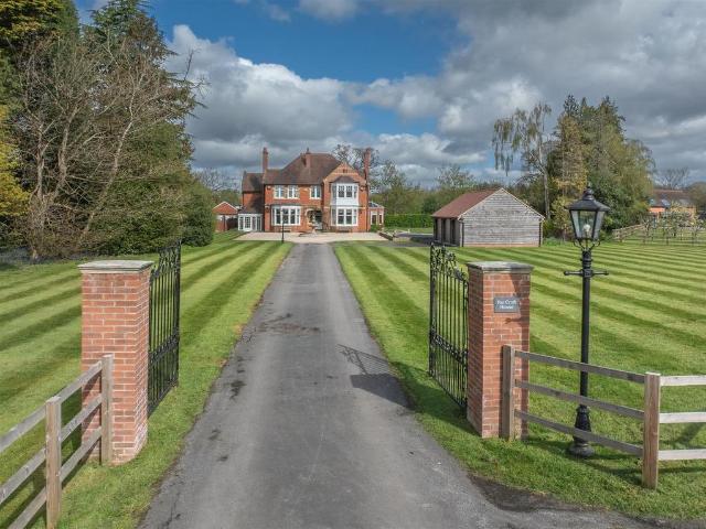 6 bedroom detached house for sale