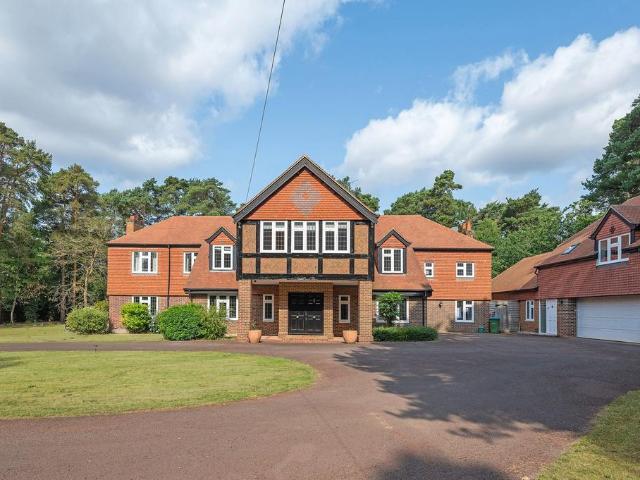 6 bedroom detached house for sale