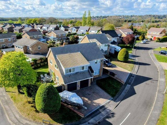 6 bedroom detached house for sale
