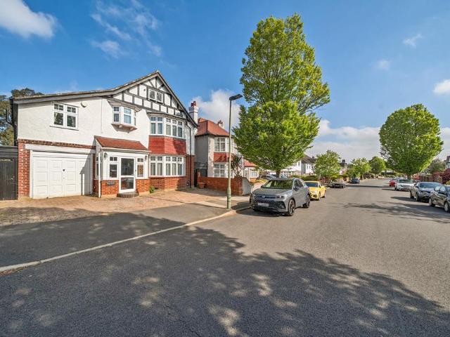 6 bedroom detached house for sale
