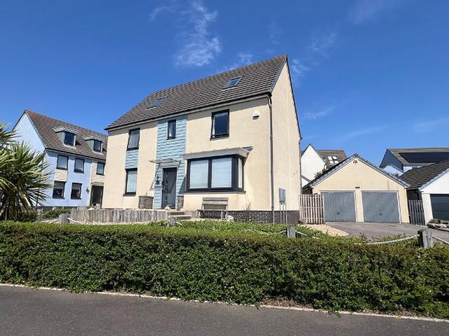 6 bedroom detached house for sale