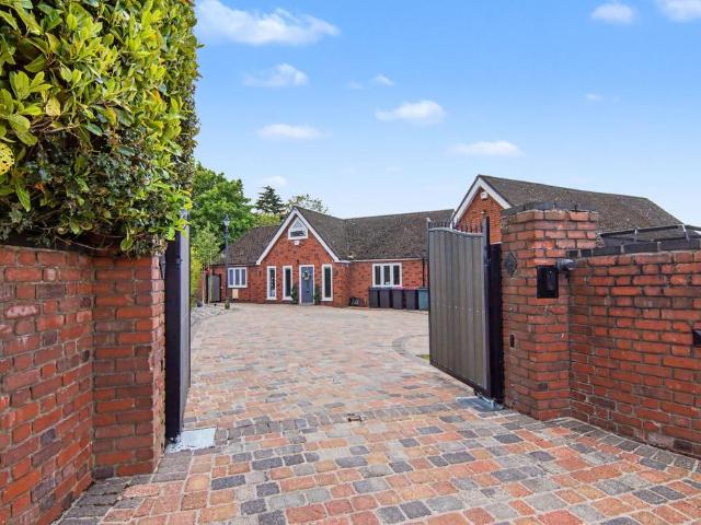 6 bedroom detached house for sale
