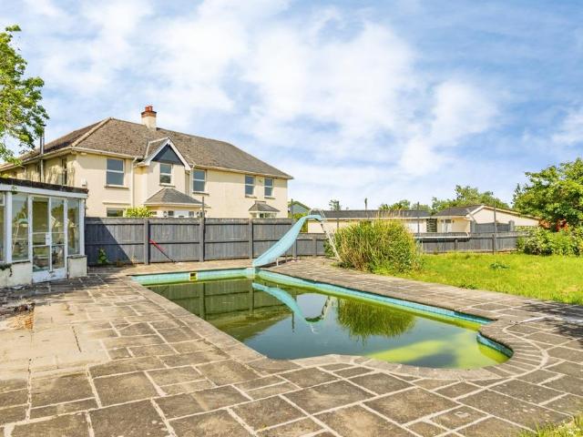 6 bedroom detached house for sale