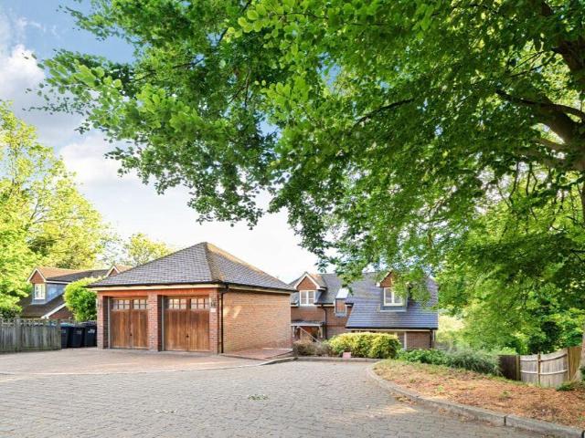 6 bedroom detached house for sale