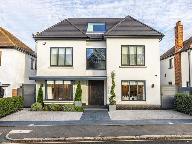 6 bedroom detached house for sale