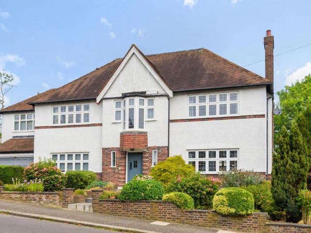 6 bedroom detached house for sale