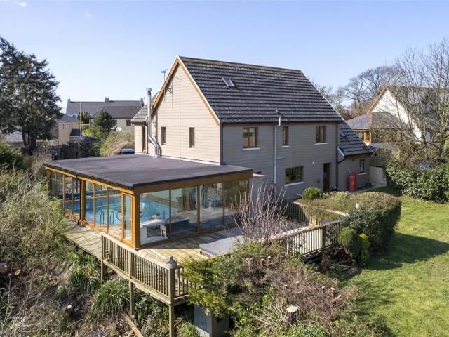 6 bedroom detached house for sale