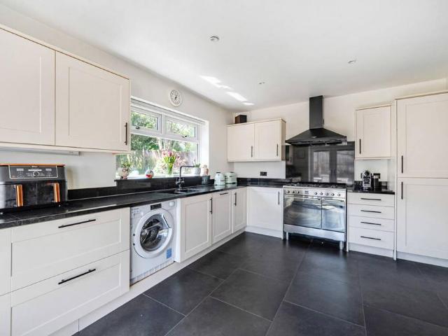 6 bedroom detached house for sale