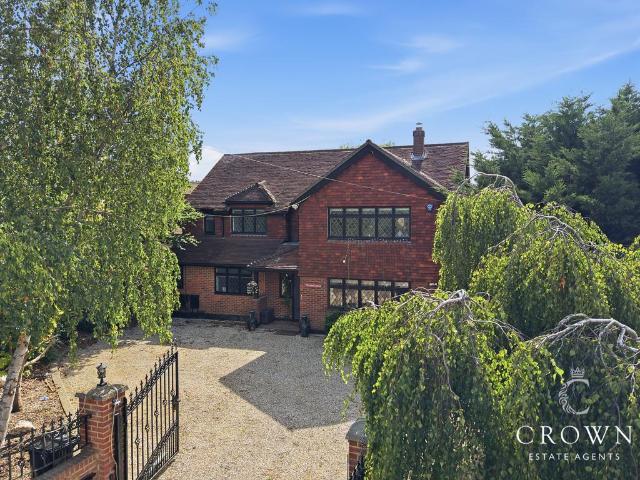 6 bedroom detached house for sale