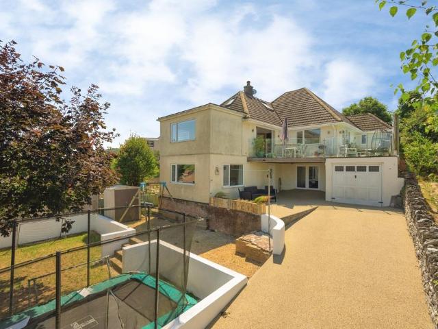 6 bedroom detached house for sale
