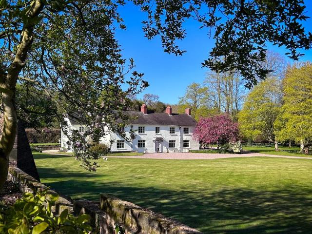 6 bedroom detached house for sale