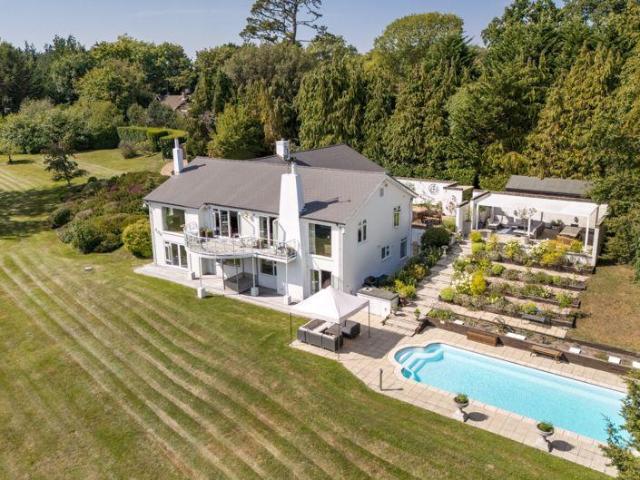 6 bedroom detached house for sale