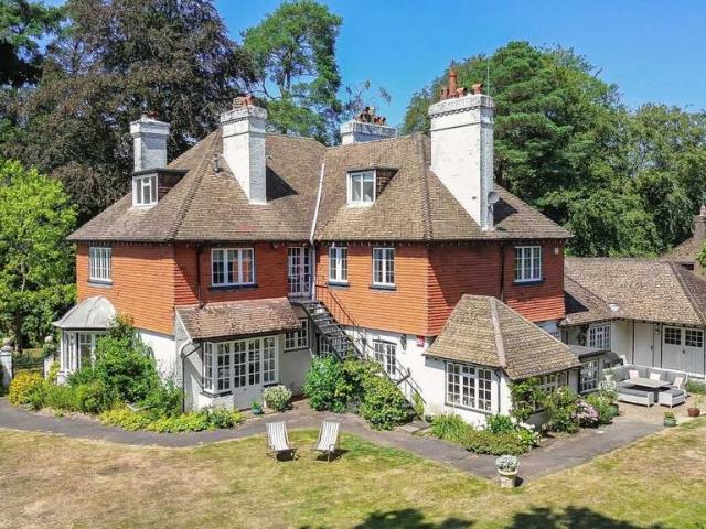 6 bedroom detached house for sale
