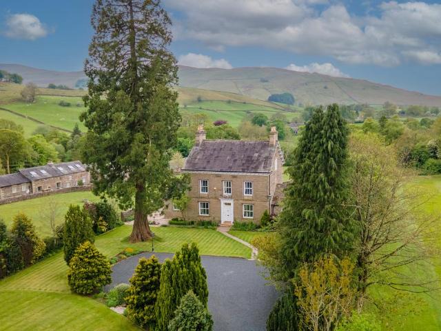 6 bedroom detached house for sale