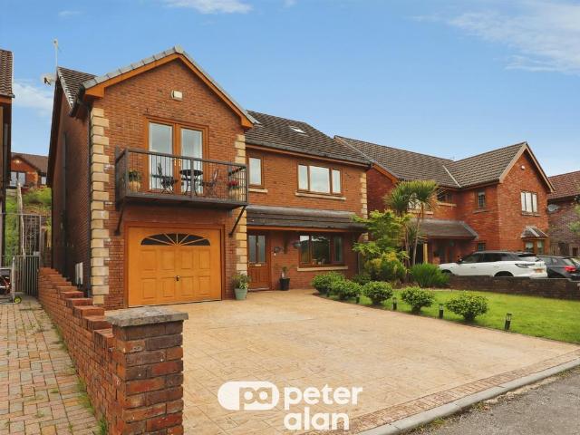 6 bedroom detached house for sale