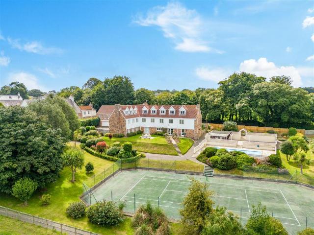 6 bedroom detached house for sale